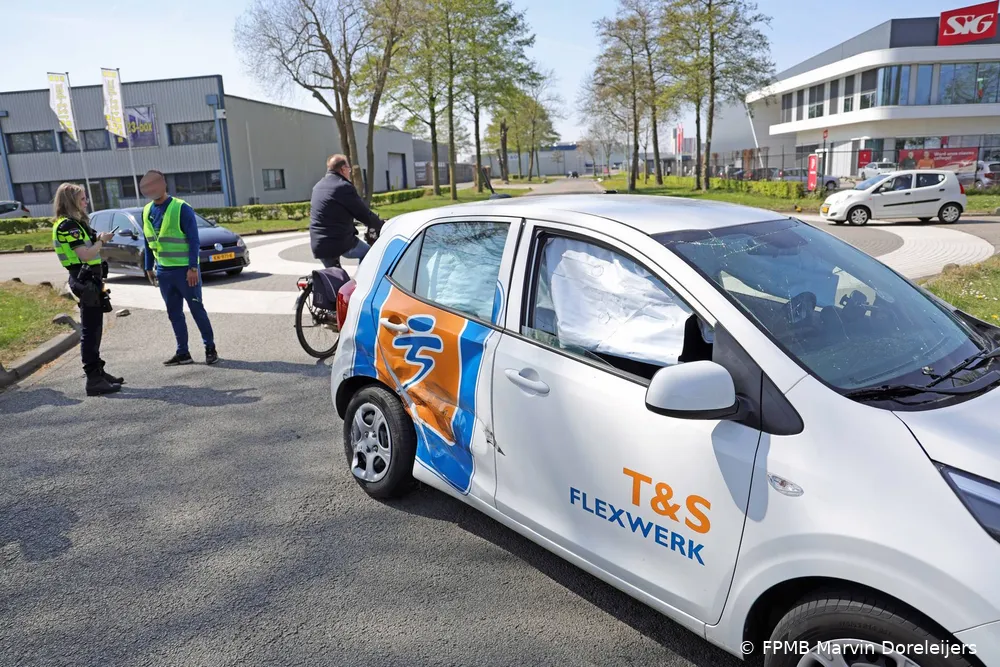 Botsing tussen twee auto's op kruising Industrieweg in Waalwijk